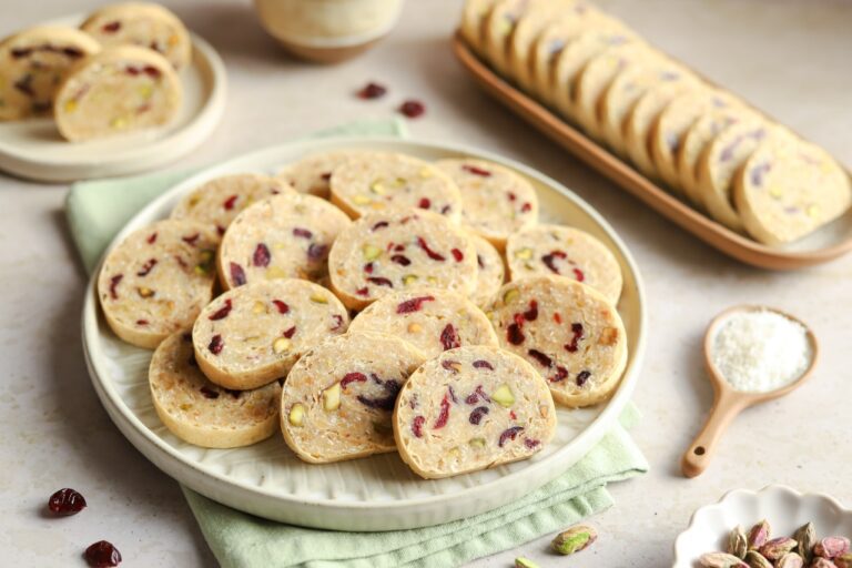 Rolat u oblandi sa pistaćima i brusnicama - Mystic Cakes